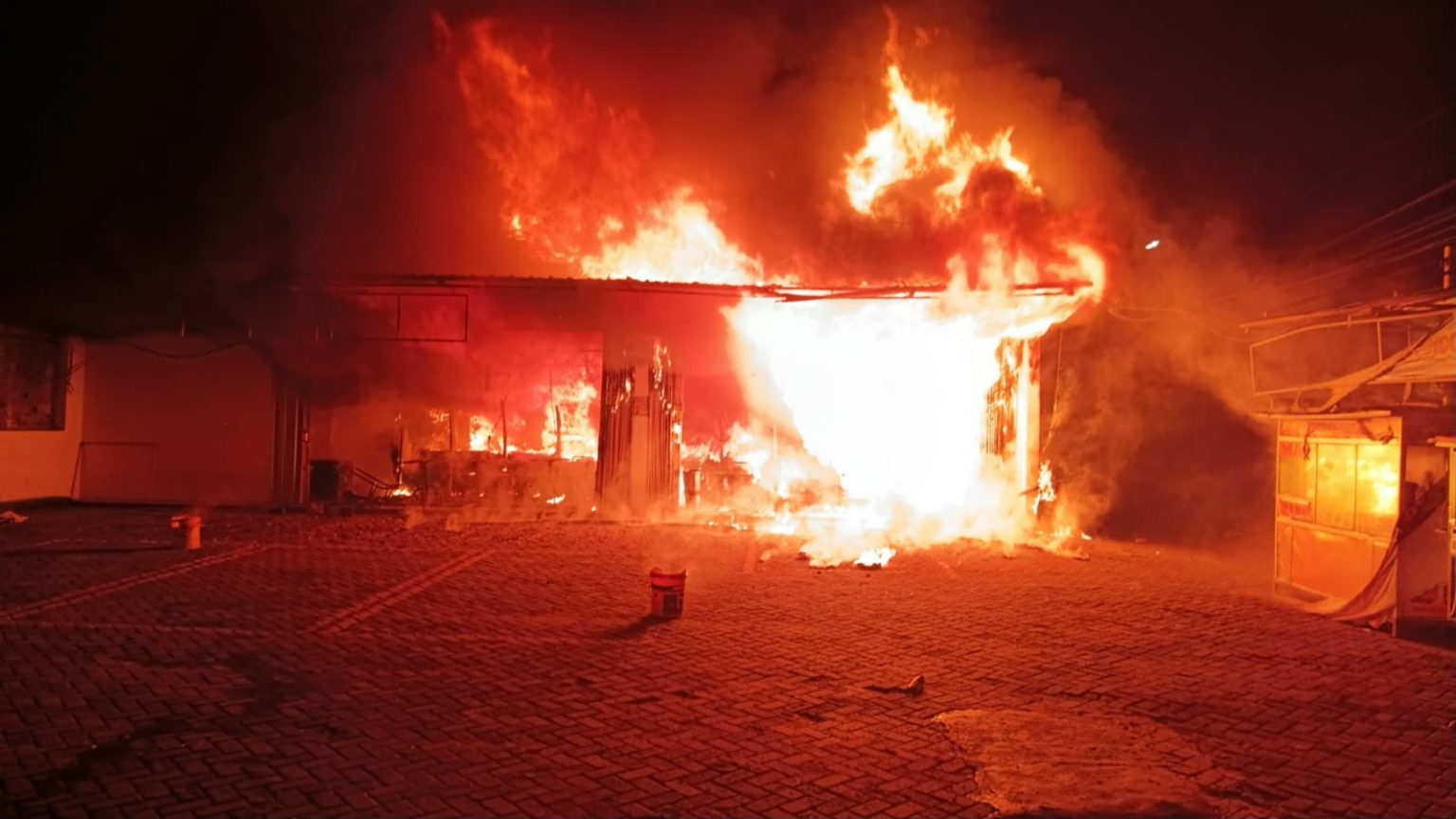 Freezer Meledak, Indomaret di Jalan M Toha Ludes Terbakar