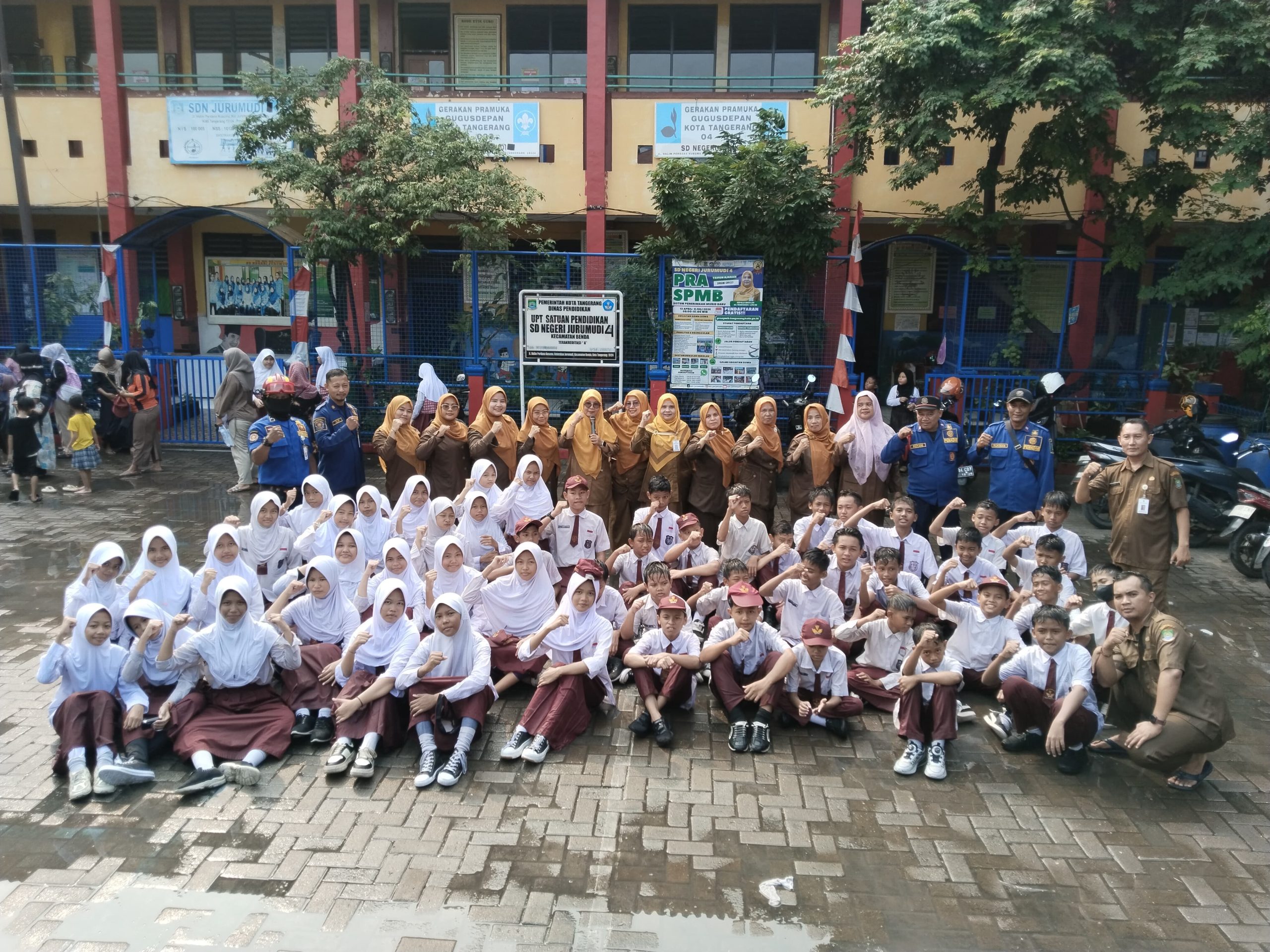 Panggil Damkar Batu Ceper, SDN Jurumudi 4 Rayakan Kelulusan Siswa ...